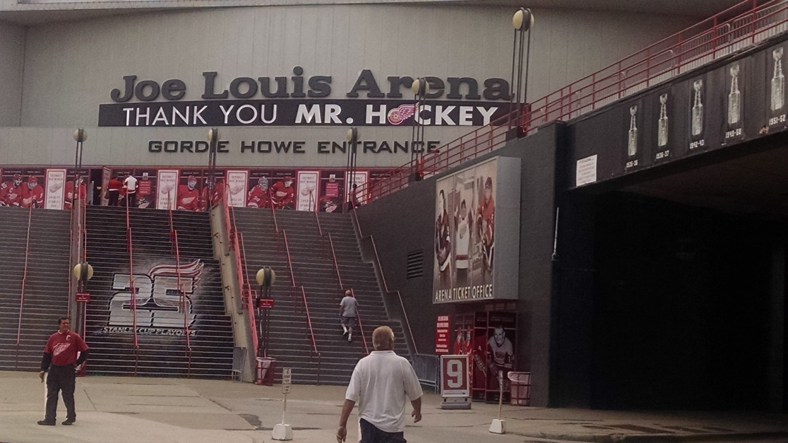 Thousands say Final Goodbye to Hockey Legend Gordie Howe - WDET 101.9 FM