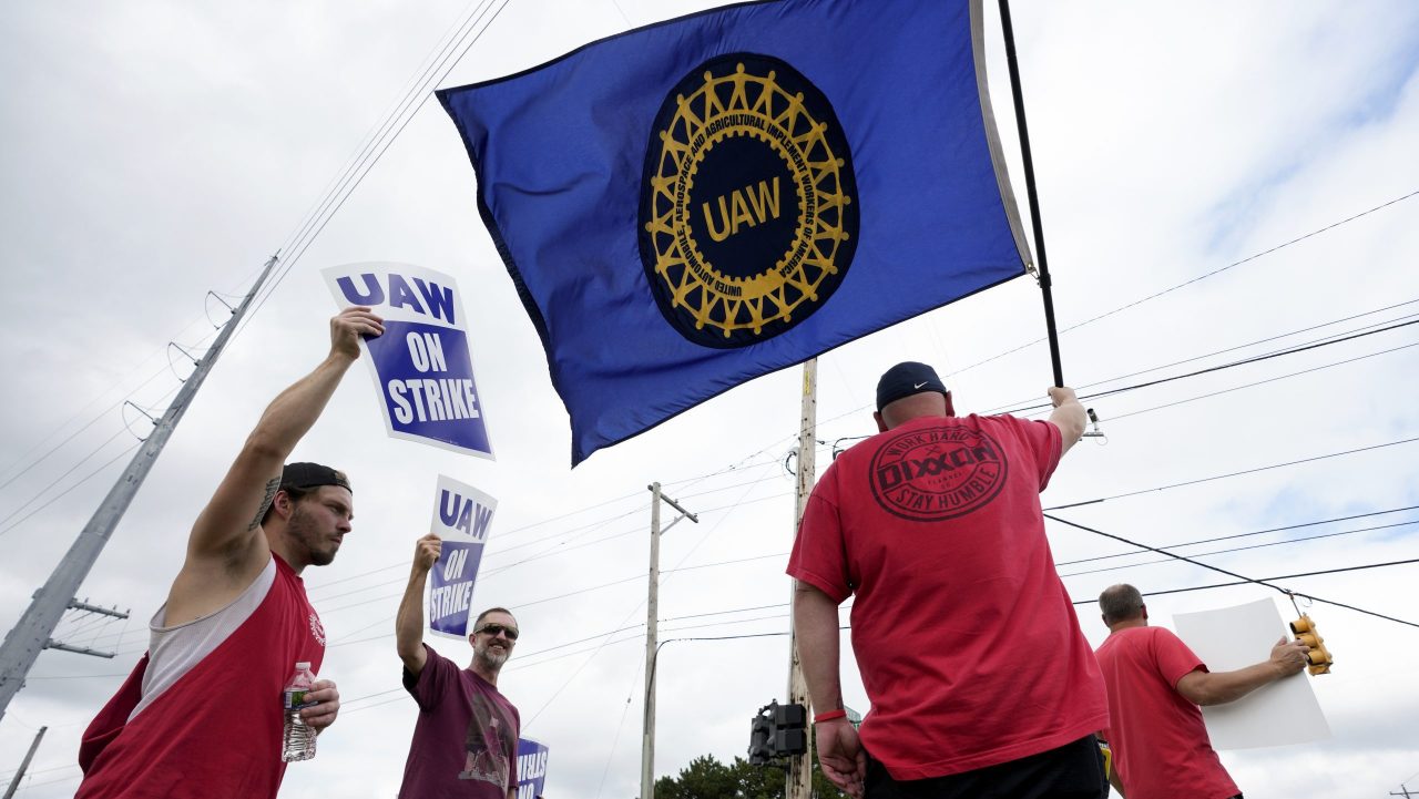 Union contracts with Detroit's Big Three now in hands of UAW members ...
