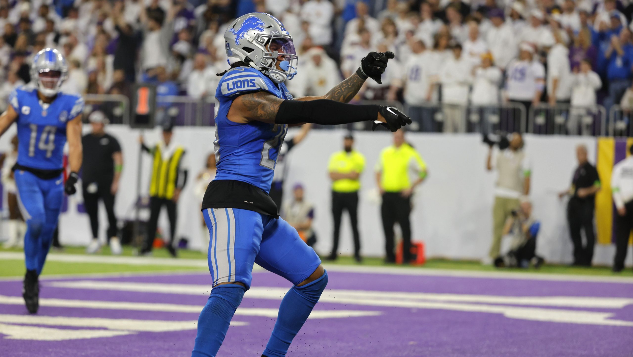 Lions hang on to beat Vikings 30-24 for 1st division title since 1993 ...